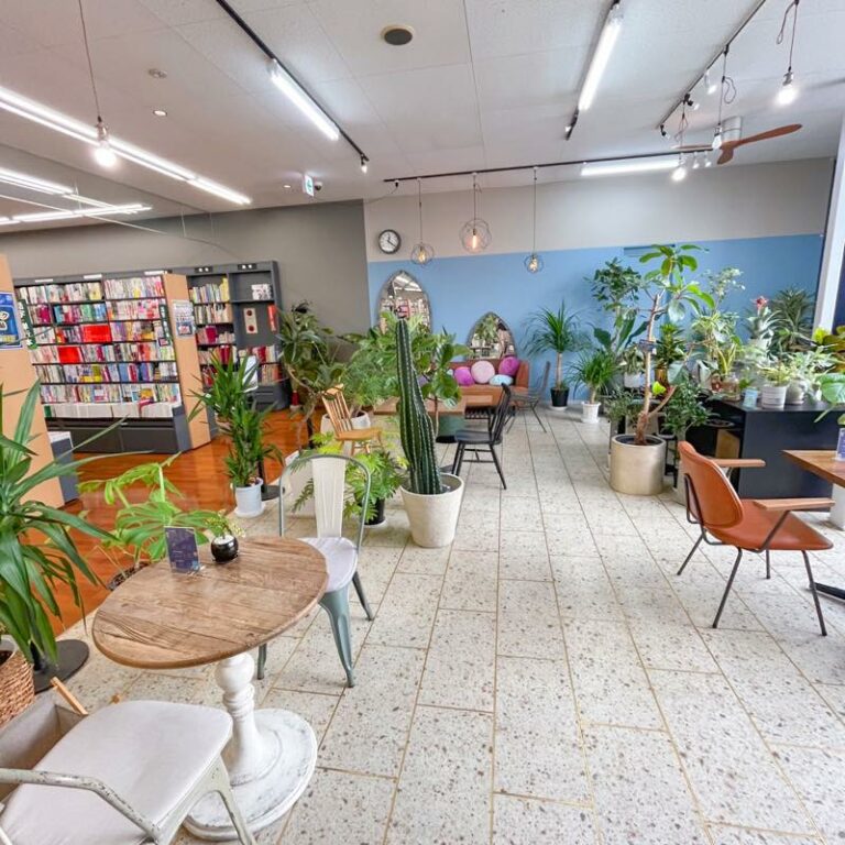 【飯塚】本も緑も家具も愉しめる♪BOOK OFF内にあるSaudade cafe（サウダージカフェ） - 筑豊情報マガジンWING