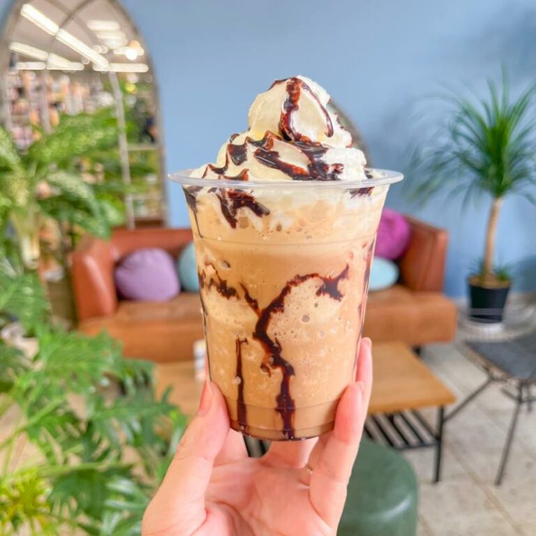 【飯塚】本も緑も家具も愉しめる♪BOOK OFF内にあるSaudade cafe（サウダージカフェ） - 筑豊情報マガジンWING